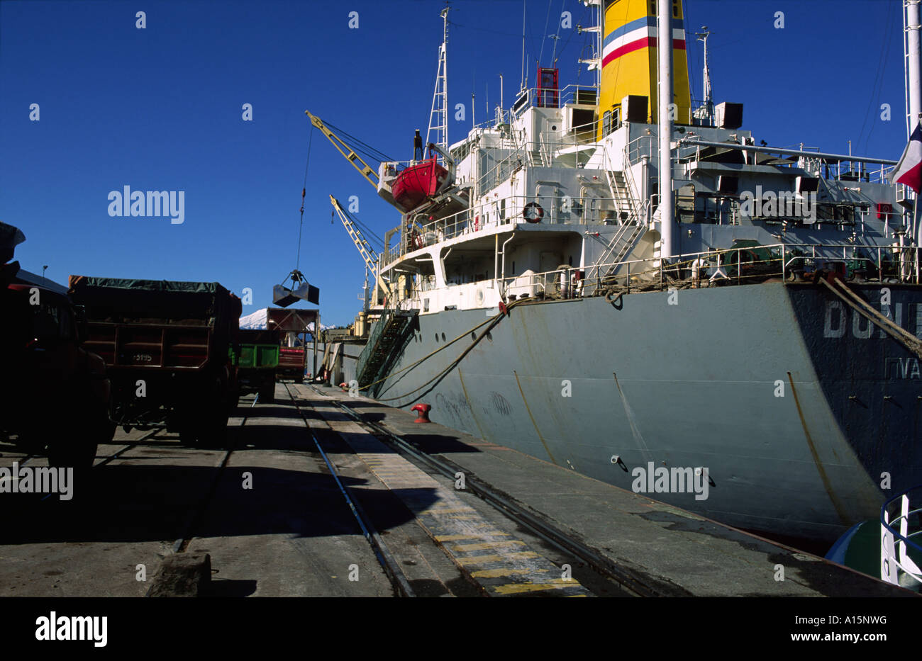 Wood chip boat loading chips hi-res stock photography and images - Alamy