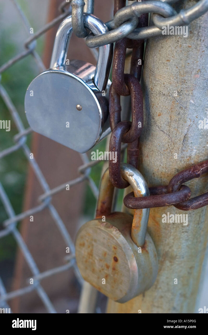 Padlock on chainlink fence Stock Photo - Alamy