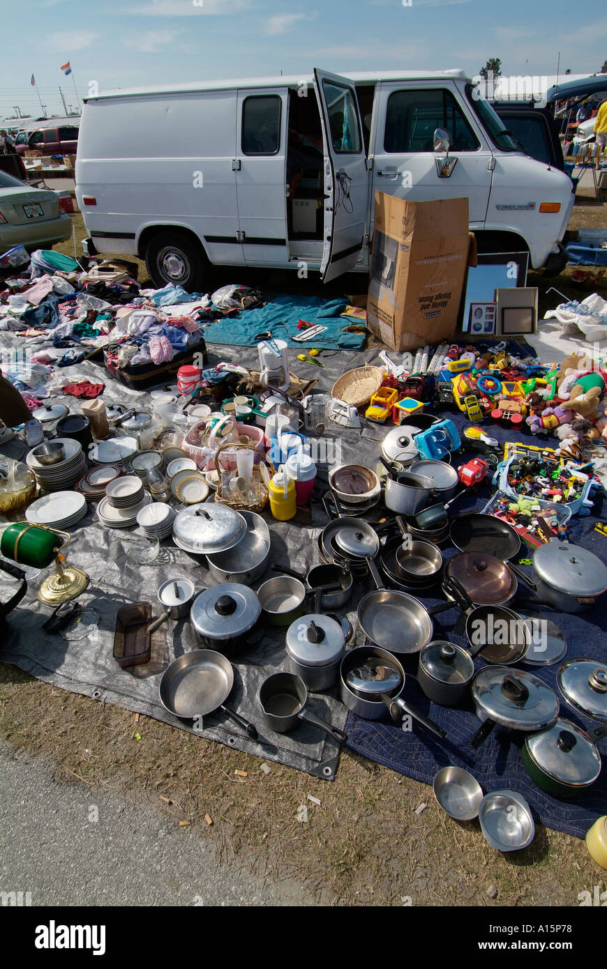 Flea market stand with items for sale Stock Photo - Alamy