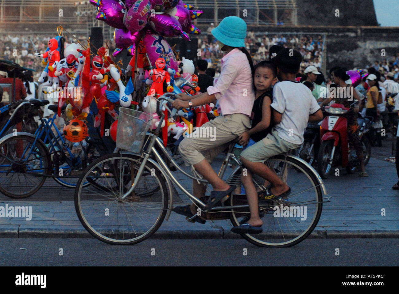 Vietnam vietnamese children on bicycle hi-res stock photography and ...