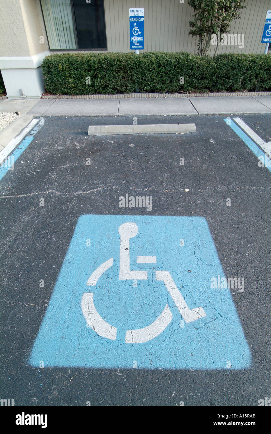 Handicapped parking sign Stock Photo - Alamy