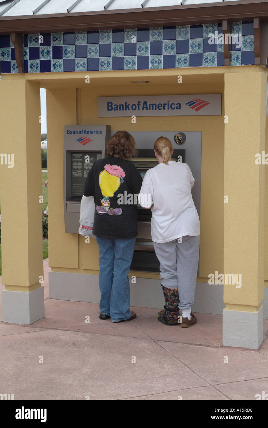 People drawing money from an ATM machine Stock Photo - Alamy