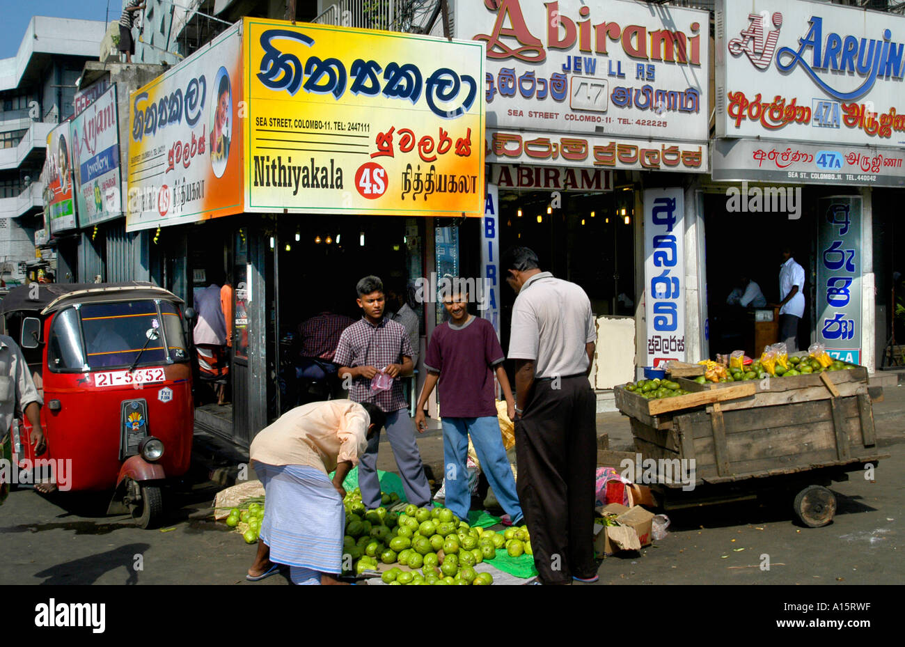 Sri Lanka market street shop people grocer food Stock Photo - Alamy