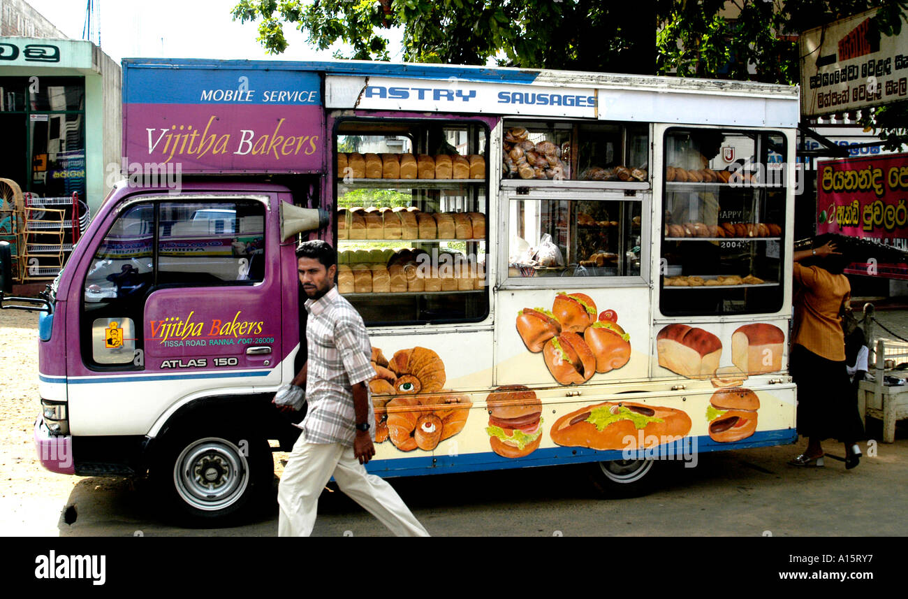 Sri Lanka market street shop people grocer food Stock Photo - Alamy