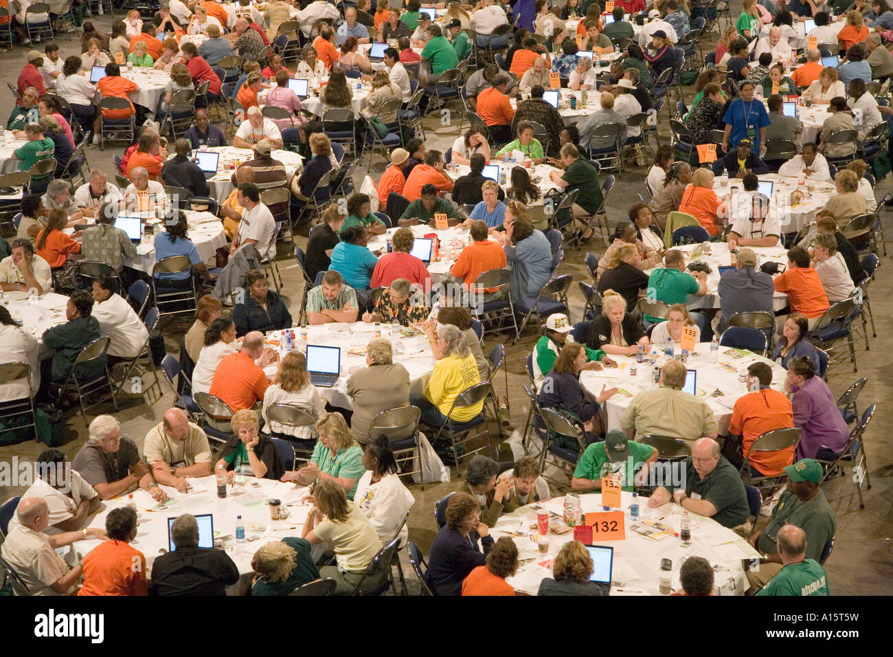 Table round meeting crowd hi-res stock photography and images - Alamy