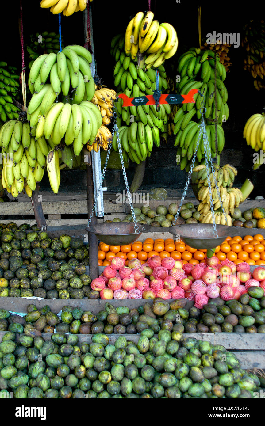 Sri Lanka Greengrocer market fruit banana grocer Stock Photo - Alamy