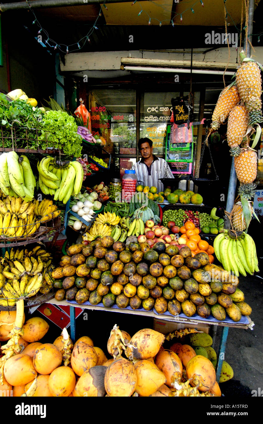 Sri Lanka Greengrocer market fruit banana grocer Stock Photo - Alamy