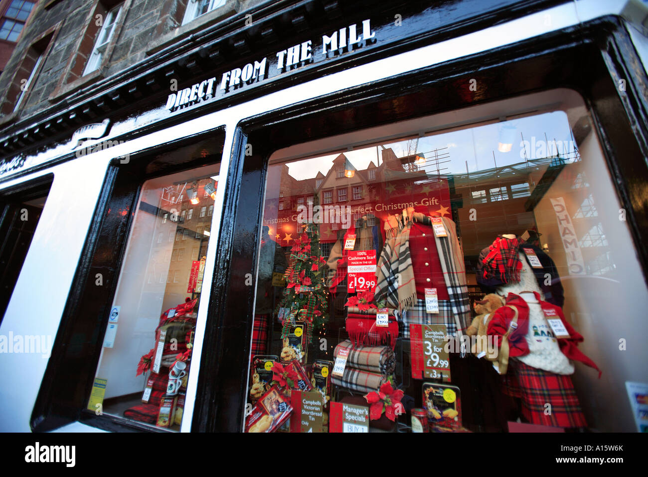 SCOTLAND LOTHIAN EDINBURGH A SHOP ON THE ROYAL MILE Stock Photo - Alamy