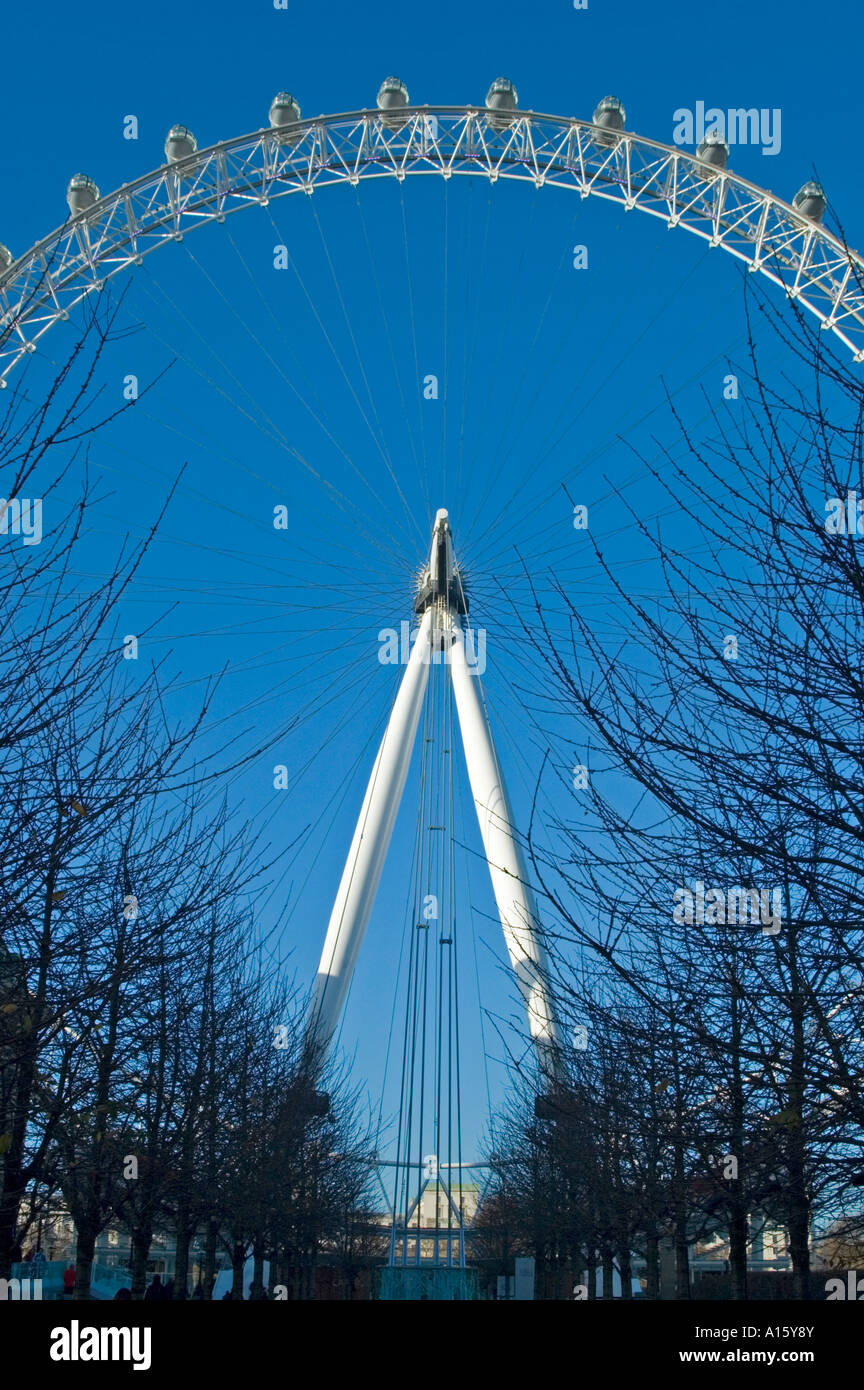 Vertical wide angle of the spectacular London Eye, aka Millennium wheel ...