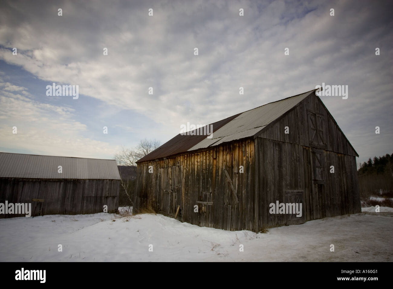 Rustic farm building hi-res stock photography and images - Alamy