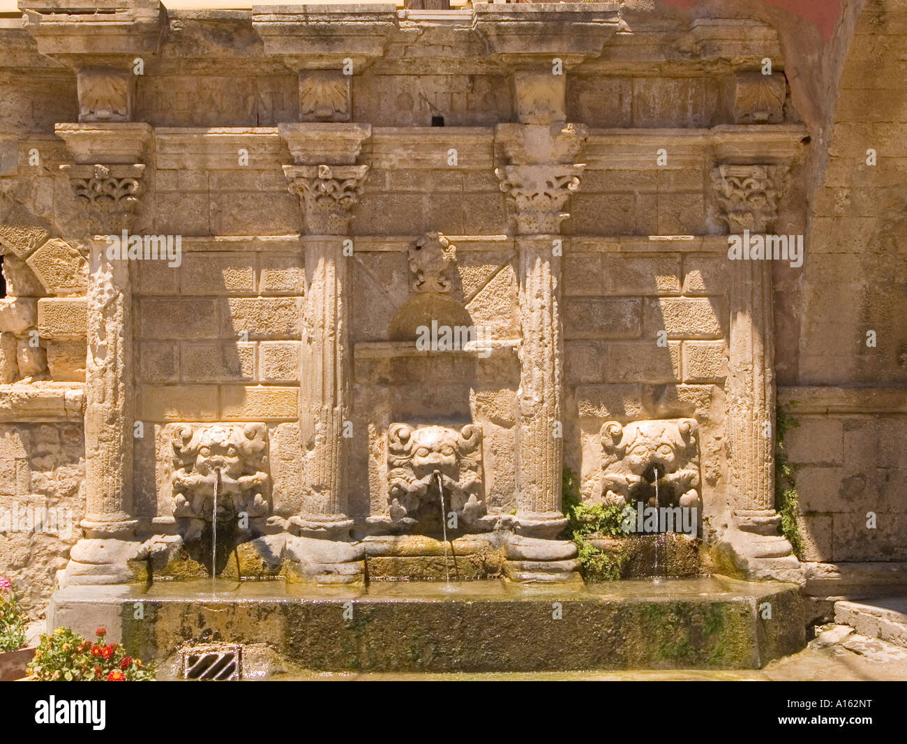 Venetian well hi-res stock photography and images - Alamy
