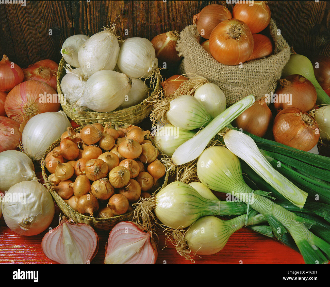 White sack bag of onions hi-res stock photography and images - Alamy