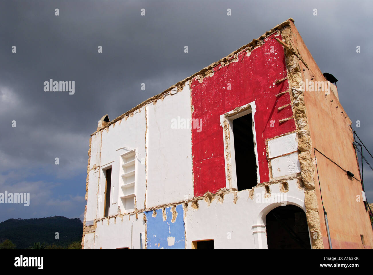 Half demolished building hi-res stock photography and images - Alamy