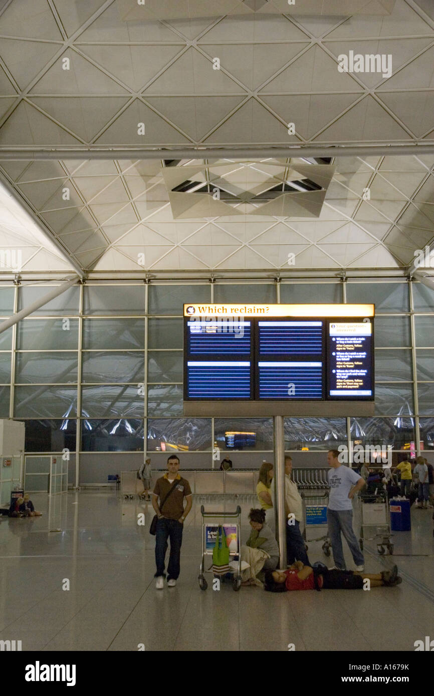Airport baggage handlers night hi-res stock photography and images - Alamy