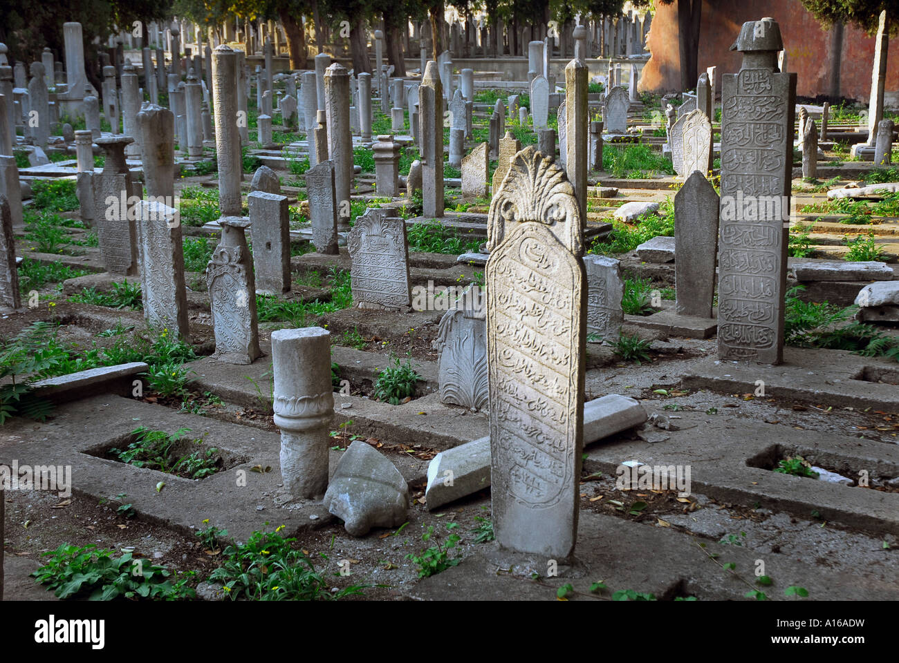 OLD TURKISH GRAVEYARD ISTANBUL Stock Photo - Alamy