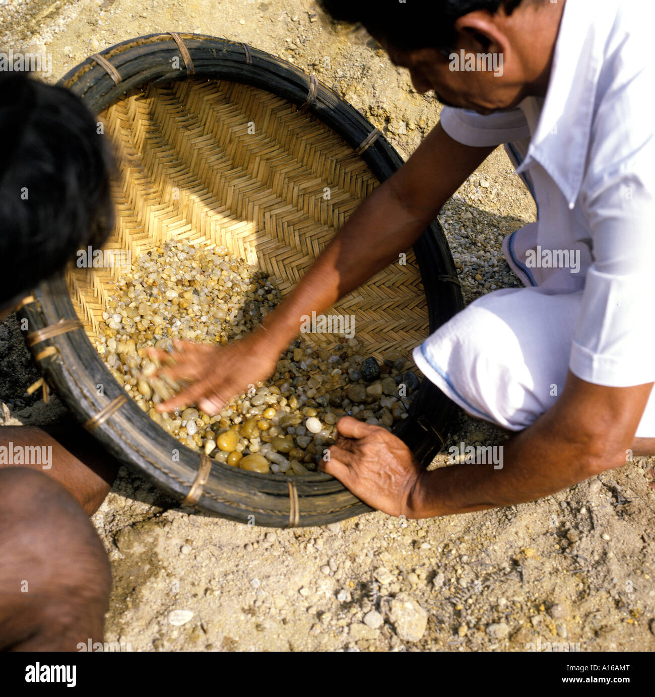 Sri Lanka Ratnapura Mining Sapphire Moonstone Gemstones Ruby Jewellery ...