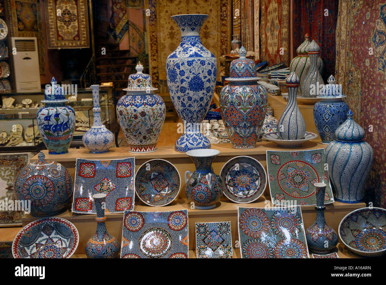 TURKISH TRADITIONAL CERAMIC SHOP S DISPLAY IN ISTANBUL Stock Photo - Alamy
