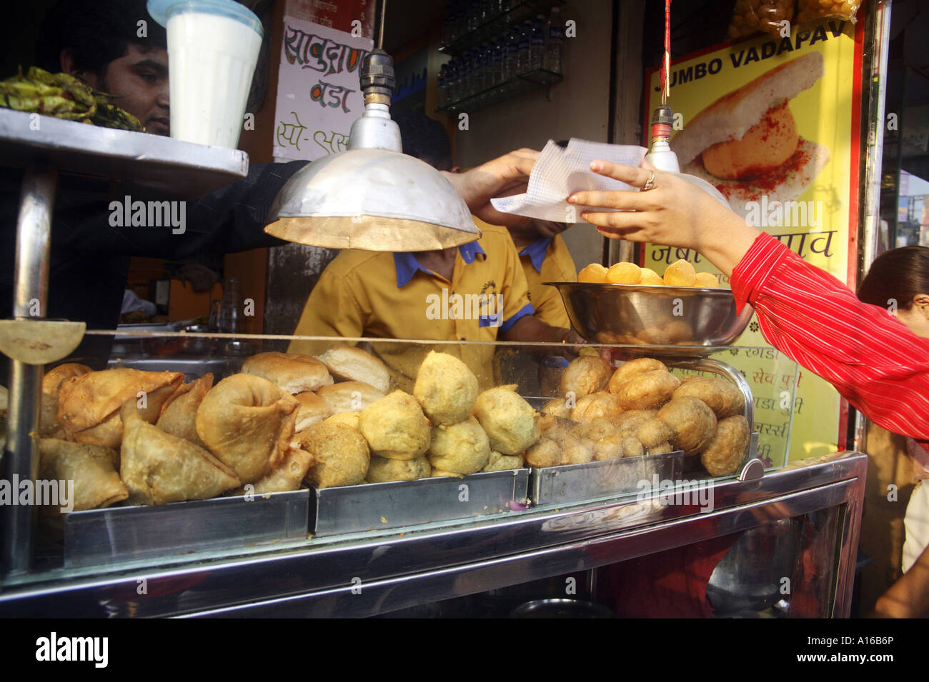 Vada pav stall mumbai hi-res stock photography and images - Alamy