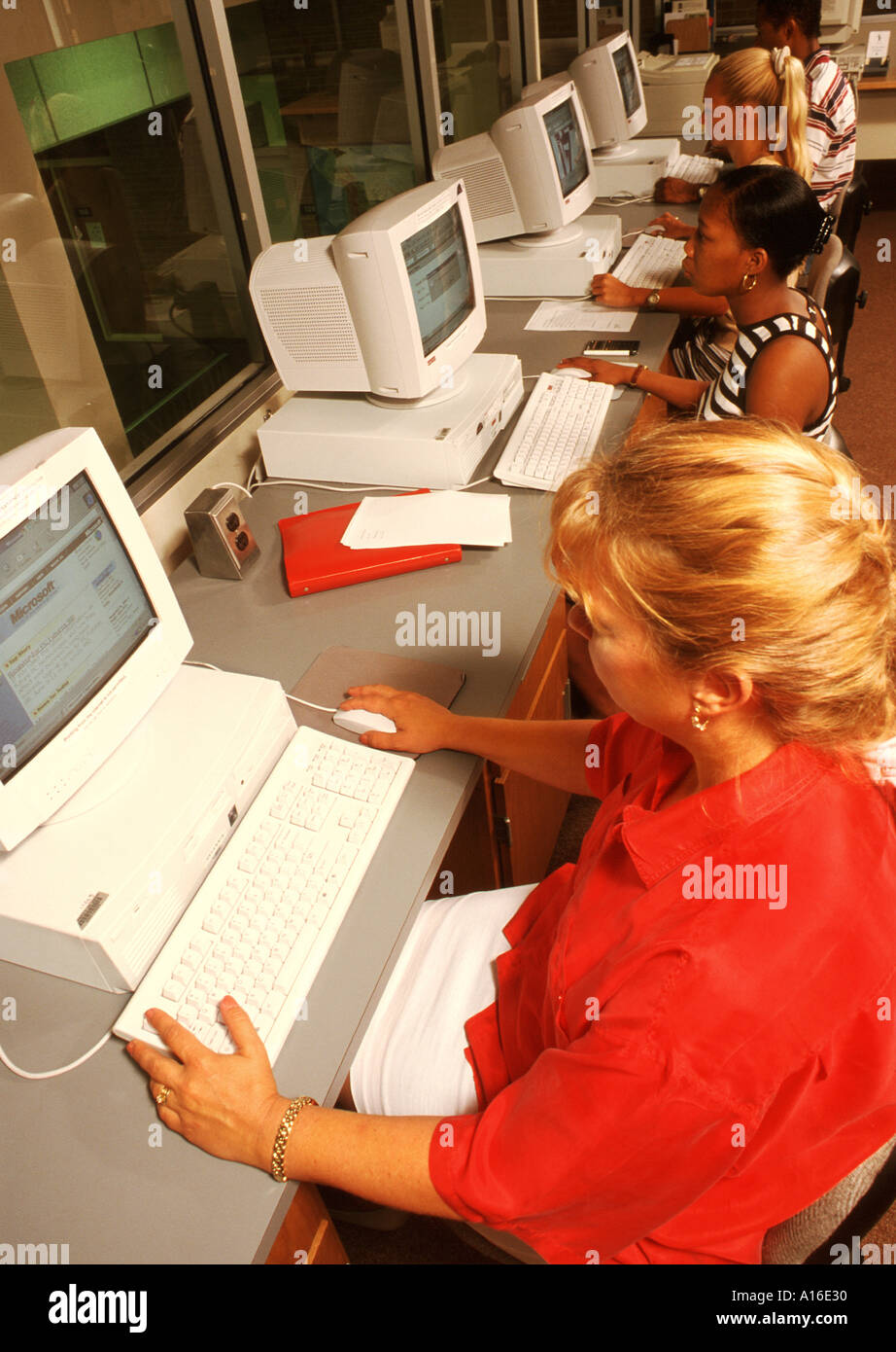 College Young women in computer lab Stock Photo - Alamy