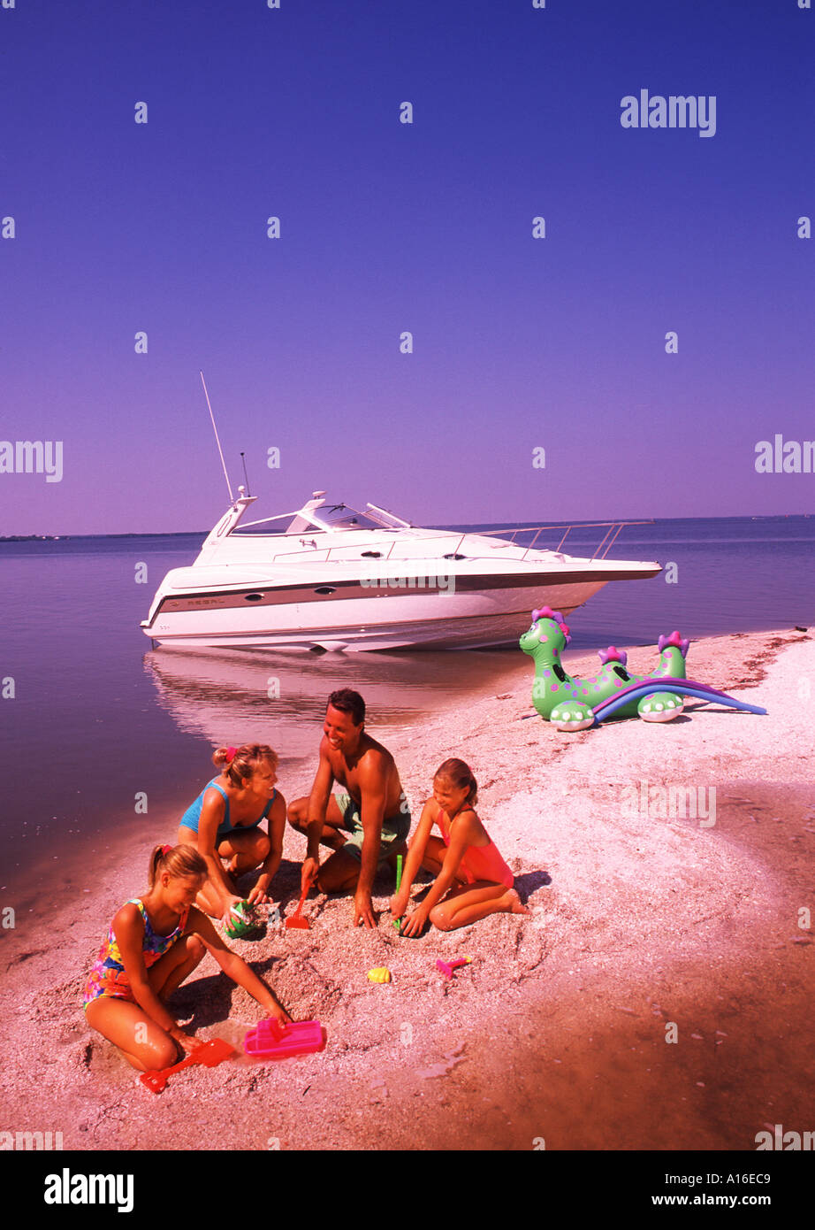 Father son build sand castle hi-res stock photography and images - Alamy
