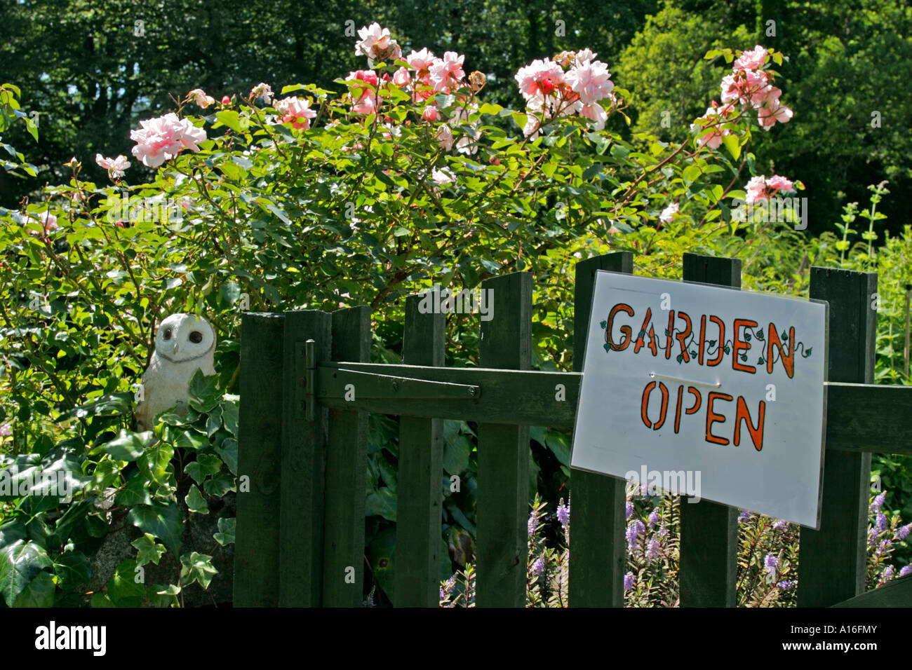 Garden open sign on garden gate Stock Photo - Alamy
