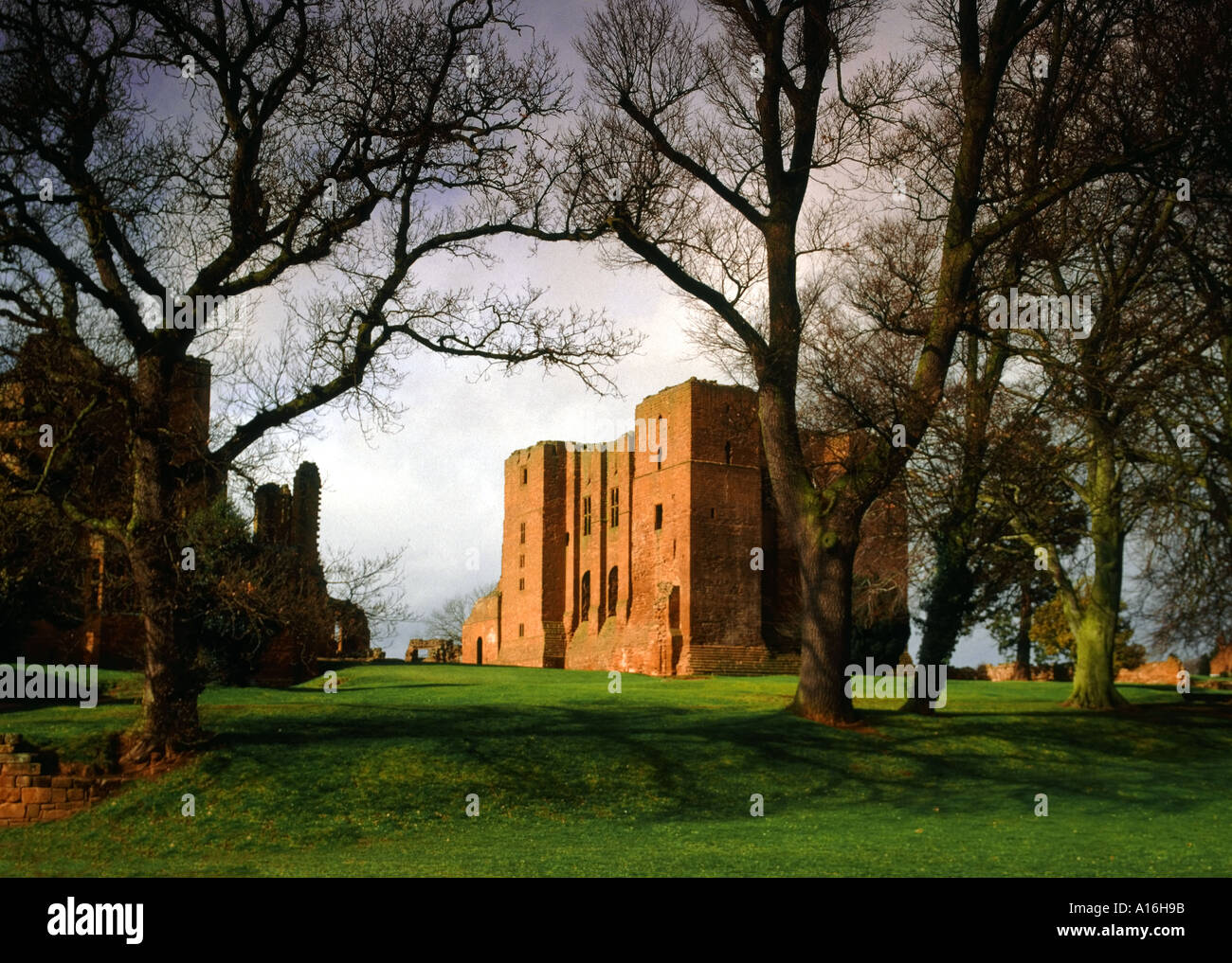 Kenilworth castle siege hi-res stock photography and images - Alamy