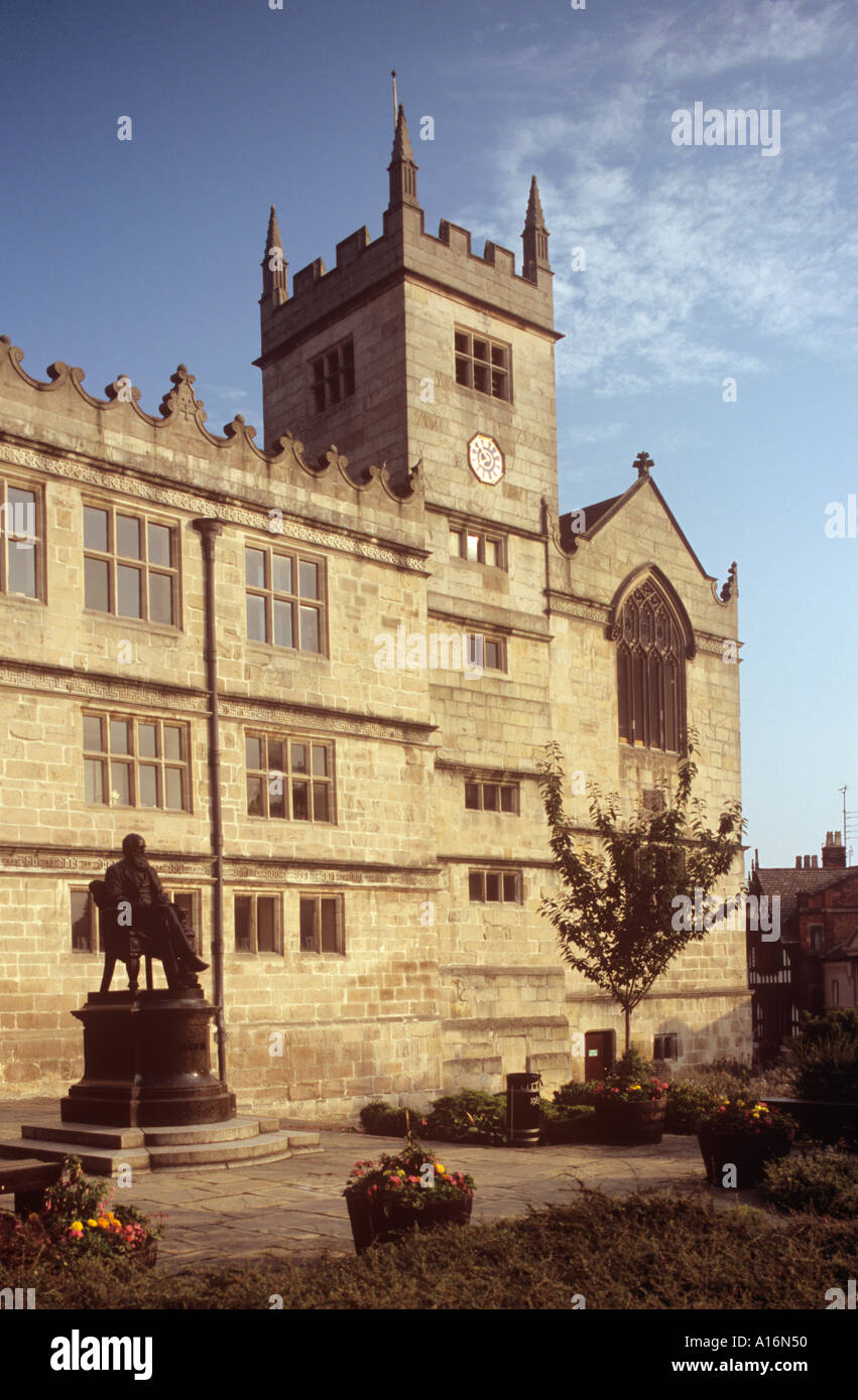 Statue of Charles Darwin outside Shrewsbury public library Stock Photo ...