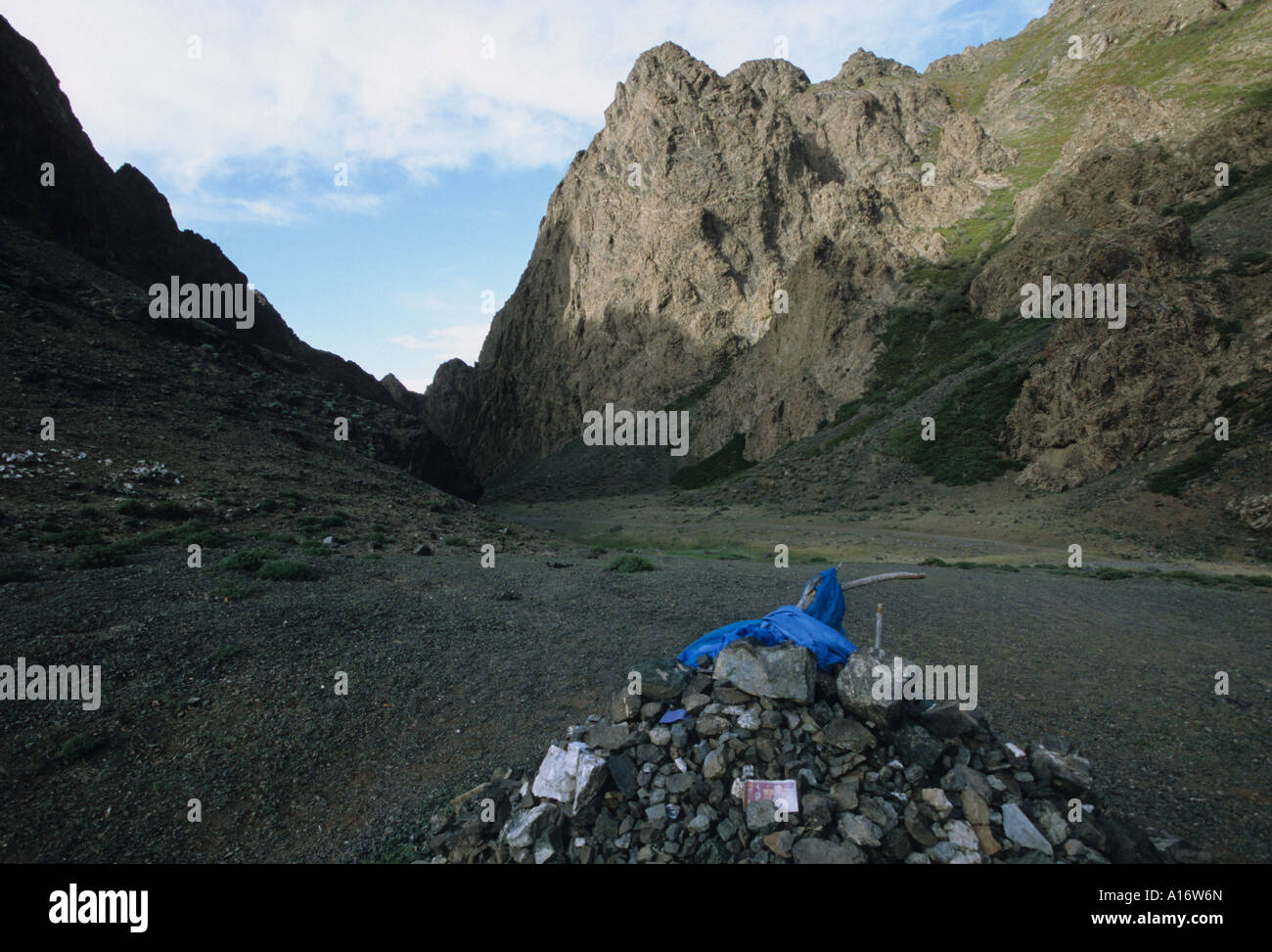 Eagle canyon Gobi mongolia Stock Photo - Alamy