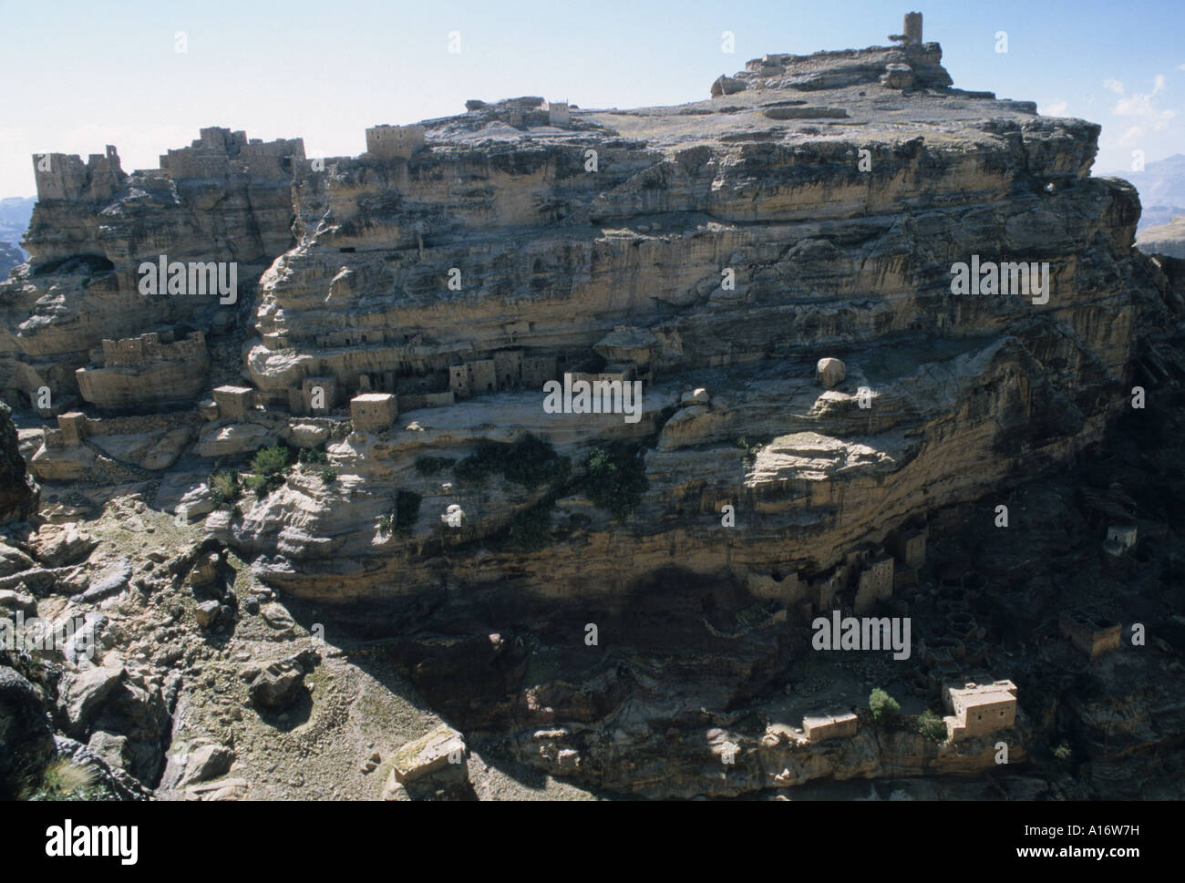 cliff houses yemen Stock Photo - Alamy