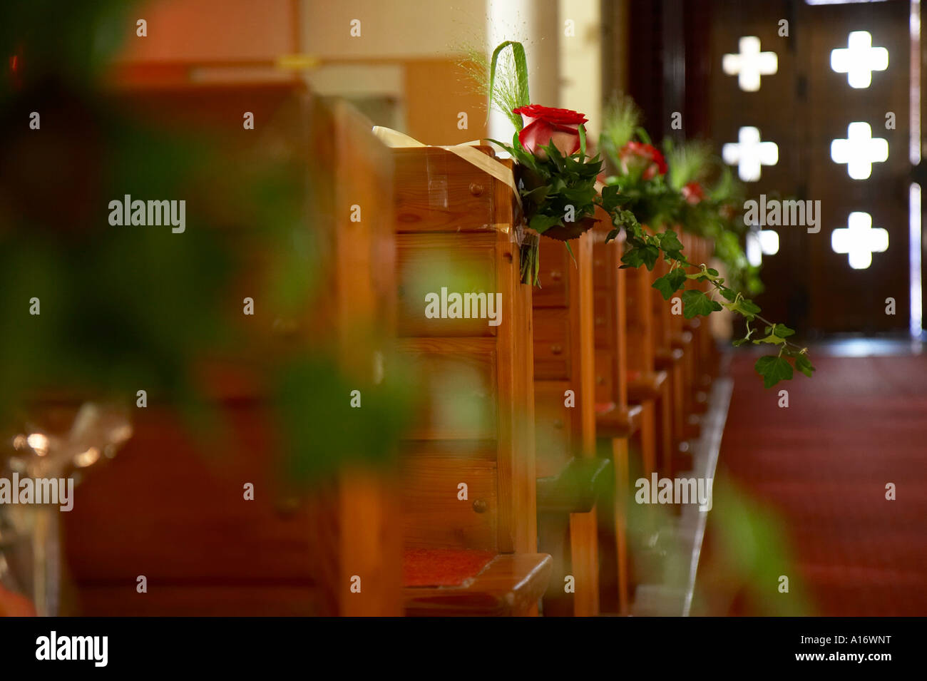 Wedding flowers church hi-res stock photography and images - Alamy