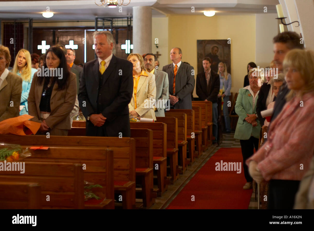 Church wedding guests hi-res stock photography and images - Alamy