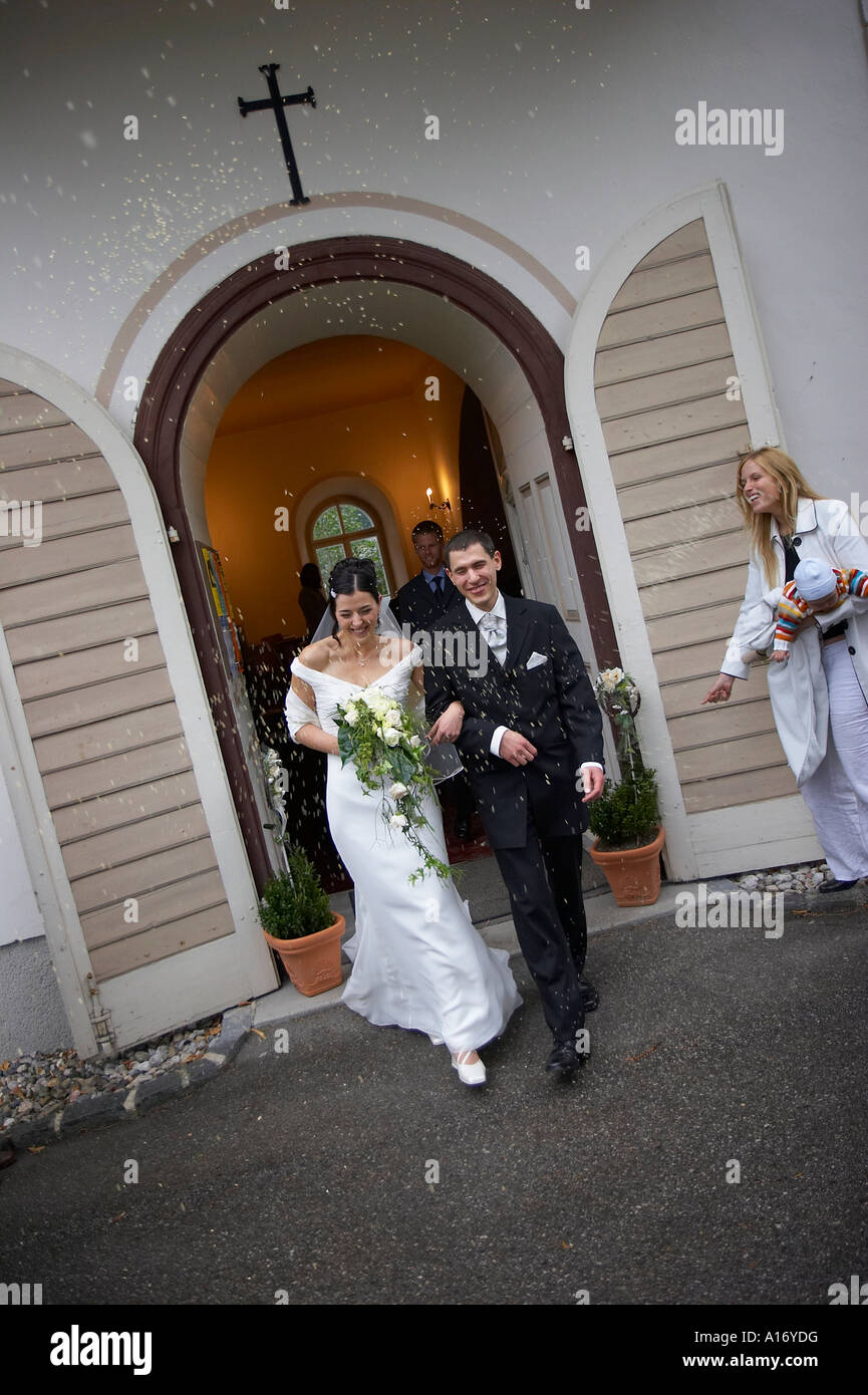 bridal couple / throwing rice Stock Photo - Alamy