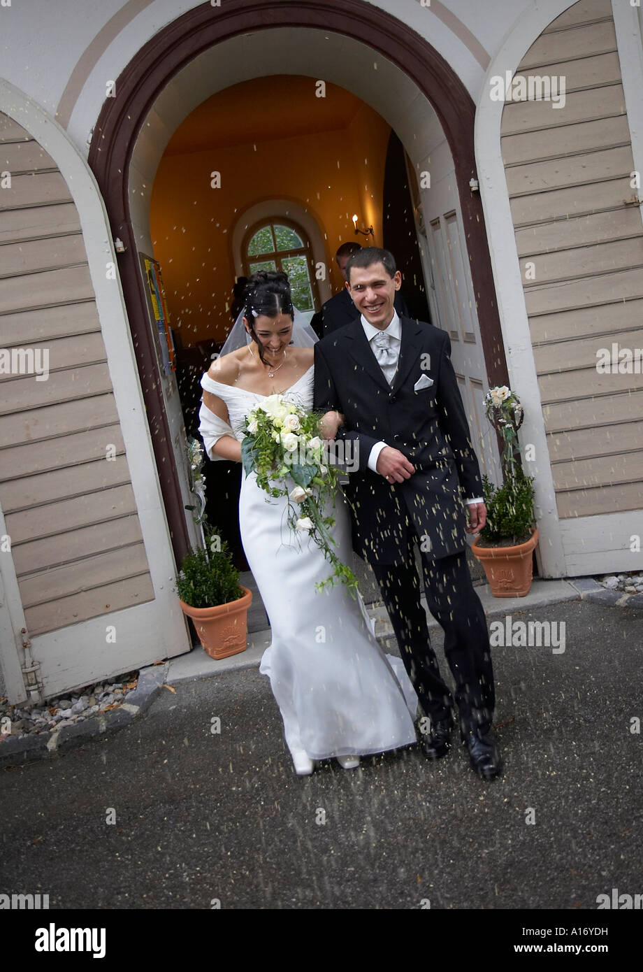 bridal couple / throwing rice Stock Photo - Alamy
