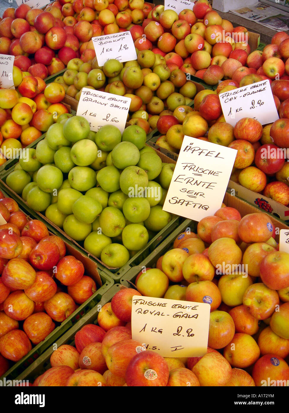 apples on the market Stock Photo - Alamy