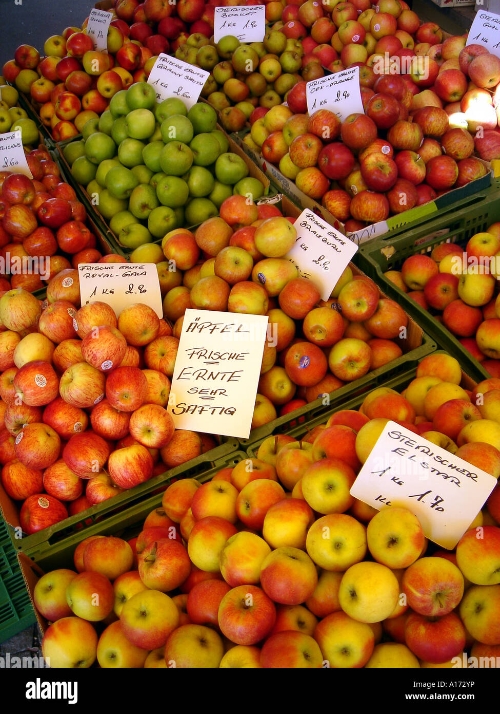 apples on the market Stock Photo - Alamy