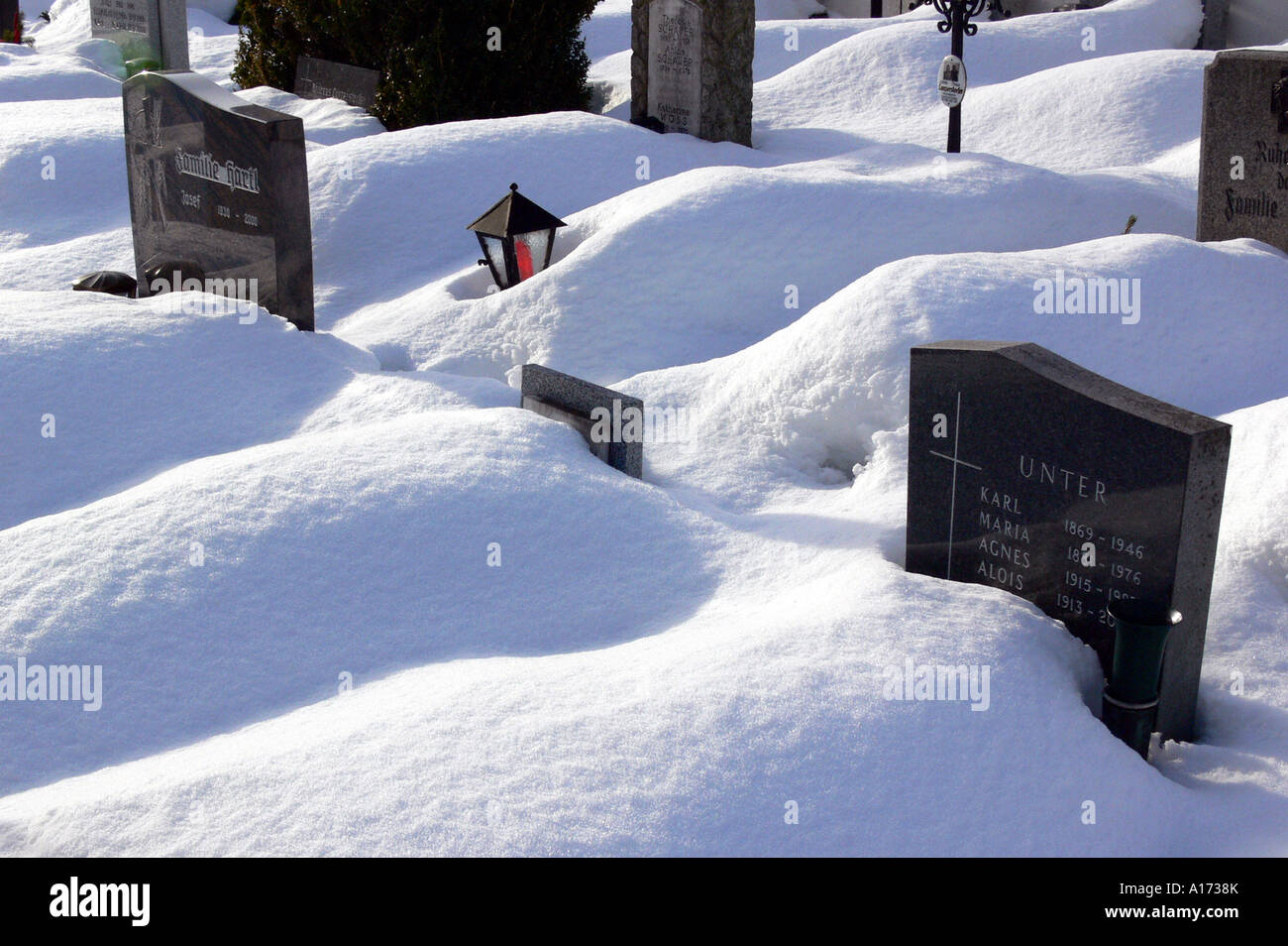 cemetery in the snow Stock Photo - Alamy