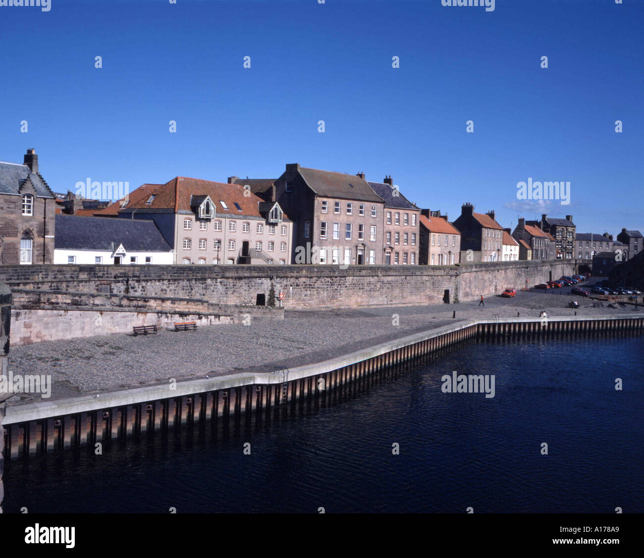 Quay walls hi-res stock photography and images - Alamy
