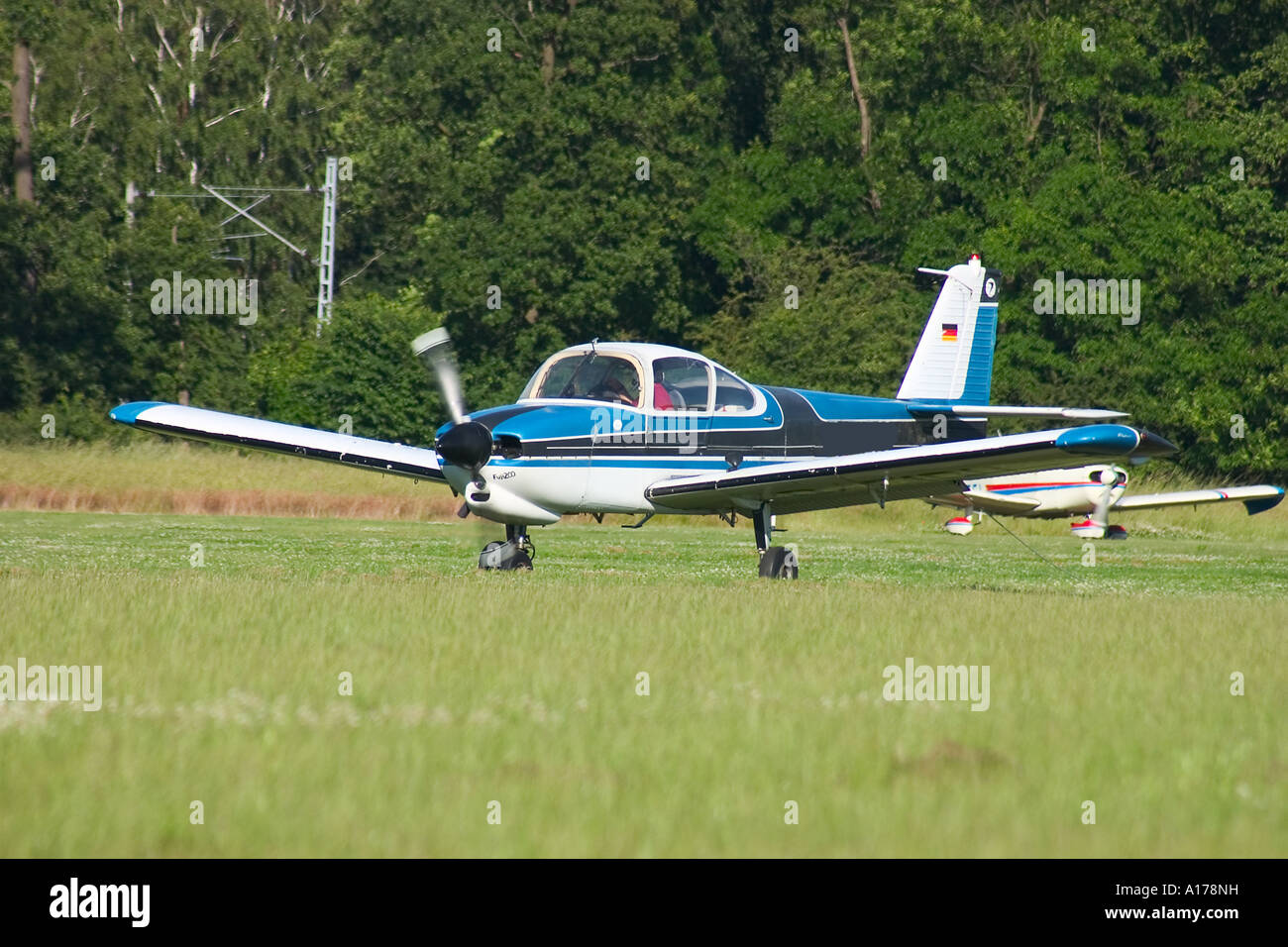 Two seater airplane hi-res stock photography and images - Alamy