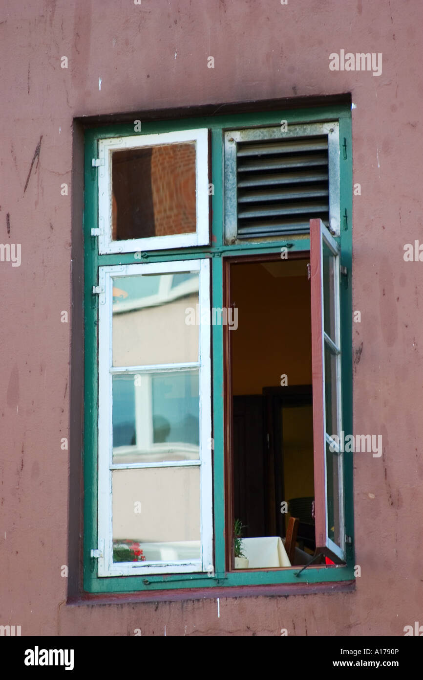 Crossbar windows hi-res stock photography and images - Alamy