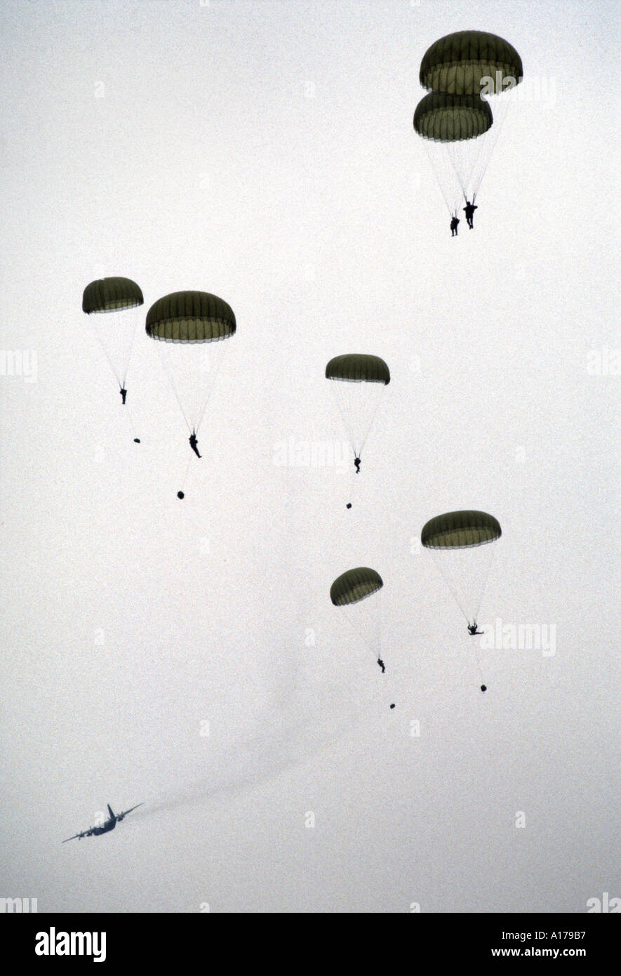 Low level parachute drop hi-res stock photography and images - Alamy