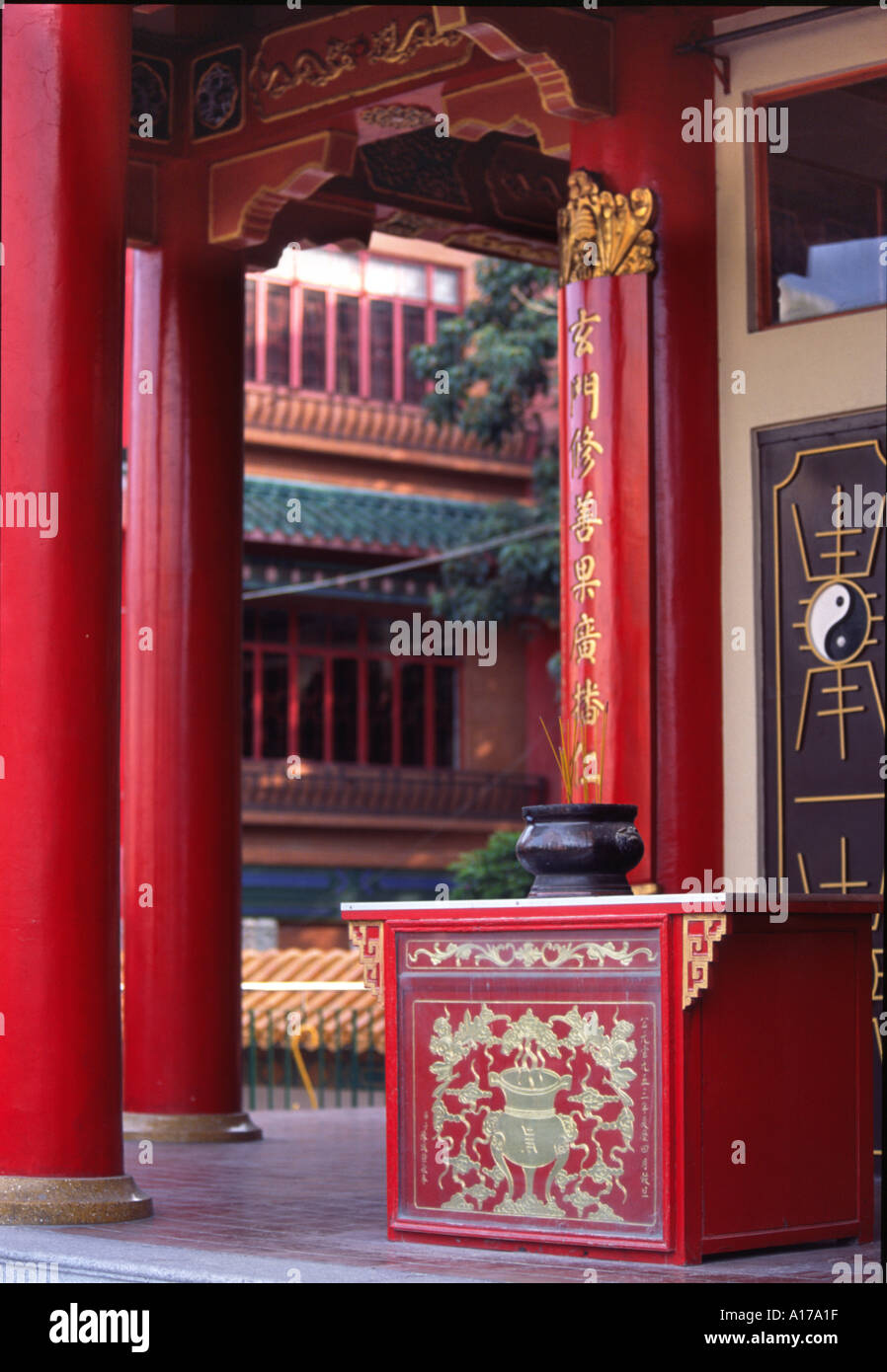Red columns in a temple in Hong Kong Stock Photo - Alamy