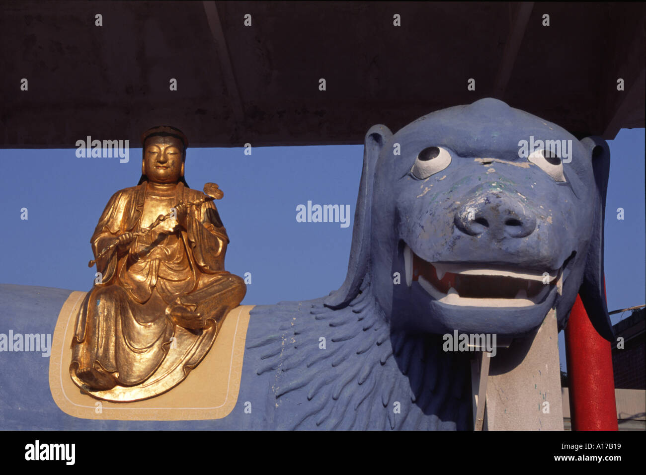 Buddha and his giant sacred dog at the 10000 Buddha Monastery in Hong ...