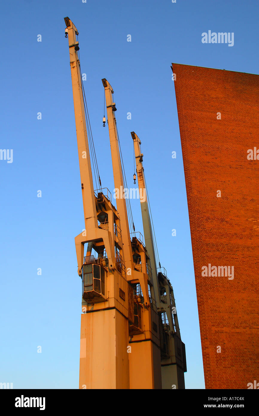 Shipping derricks hi-res stock photography and images - Alamy