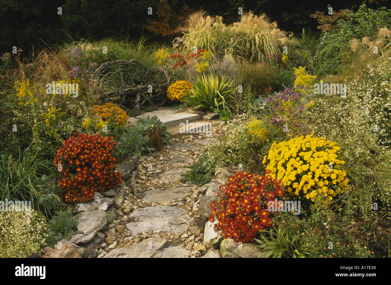 Garden benches hi-res stock photography and images - Alamy