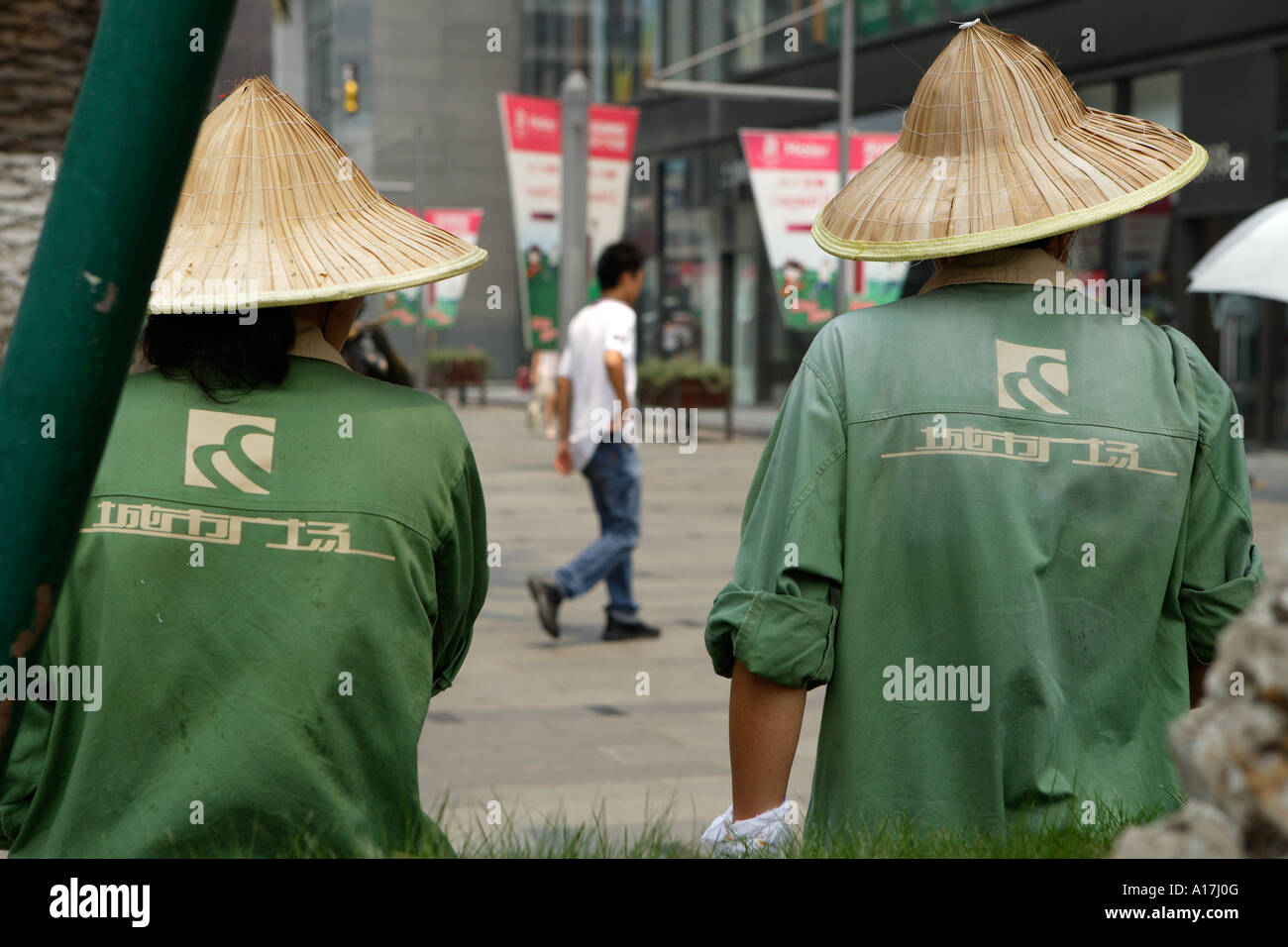 Cleaners, Tianyi, Shopping Centre, Ningbo, China Stock Photo - Alamy