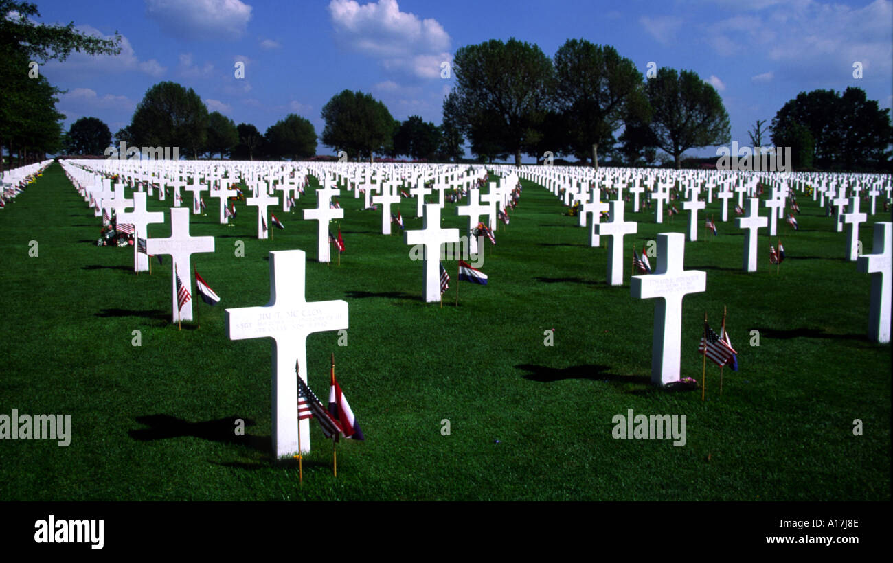 White crosses at wwii cemetery hi-res stock photography and images - Alamy