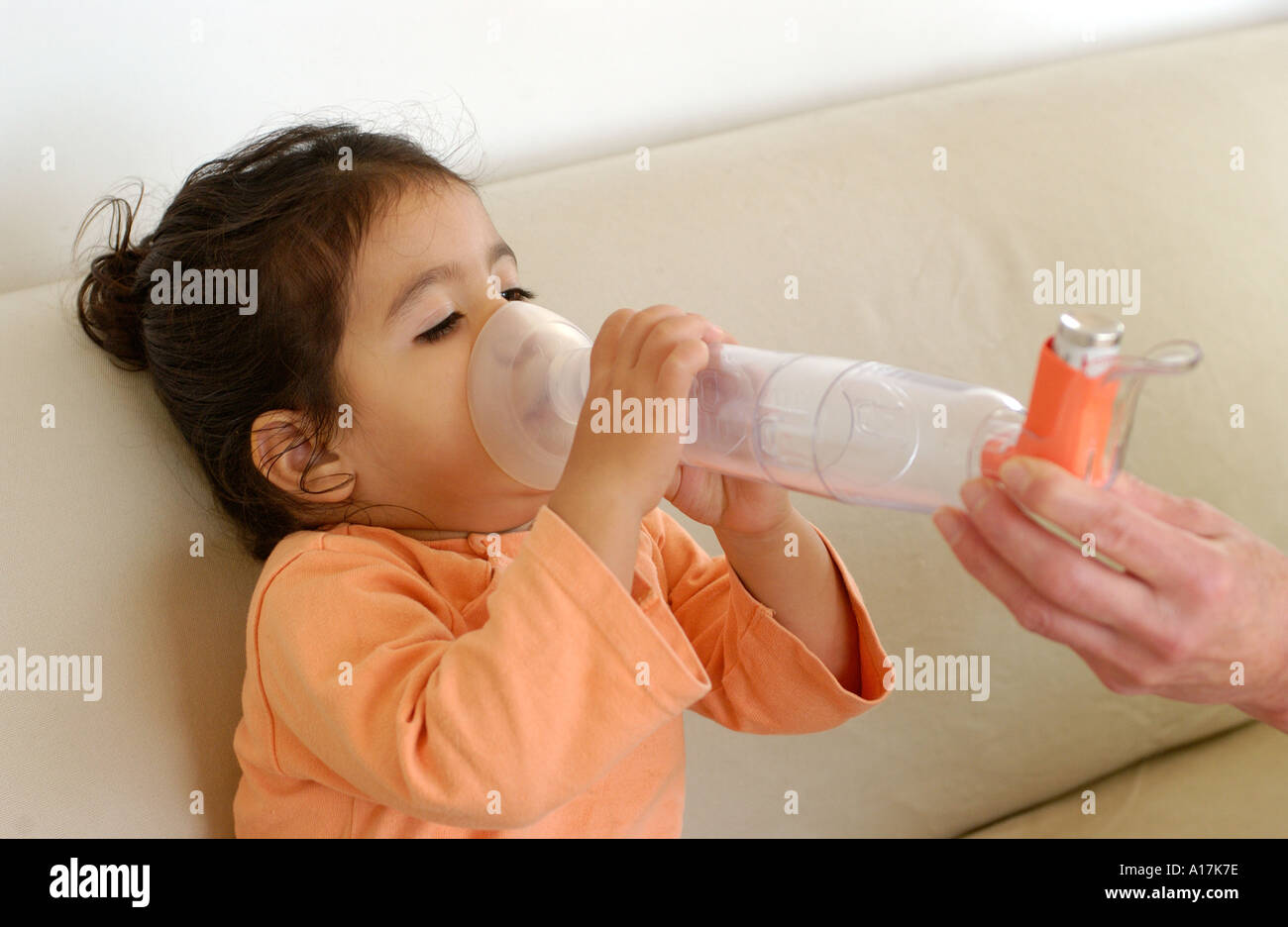 little girl with inhaler Stock Photo - Alamy