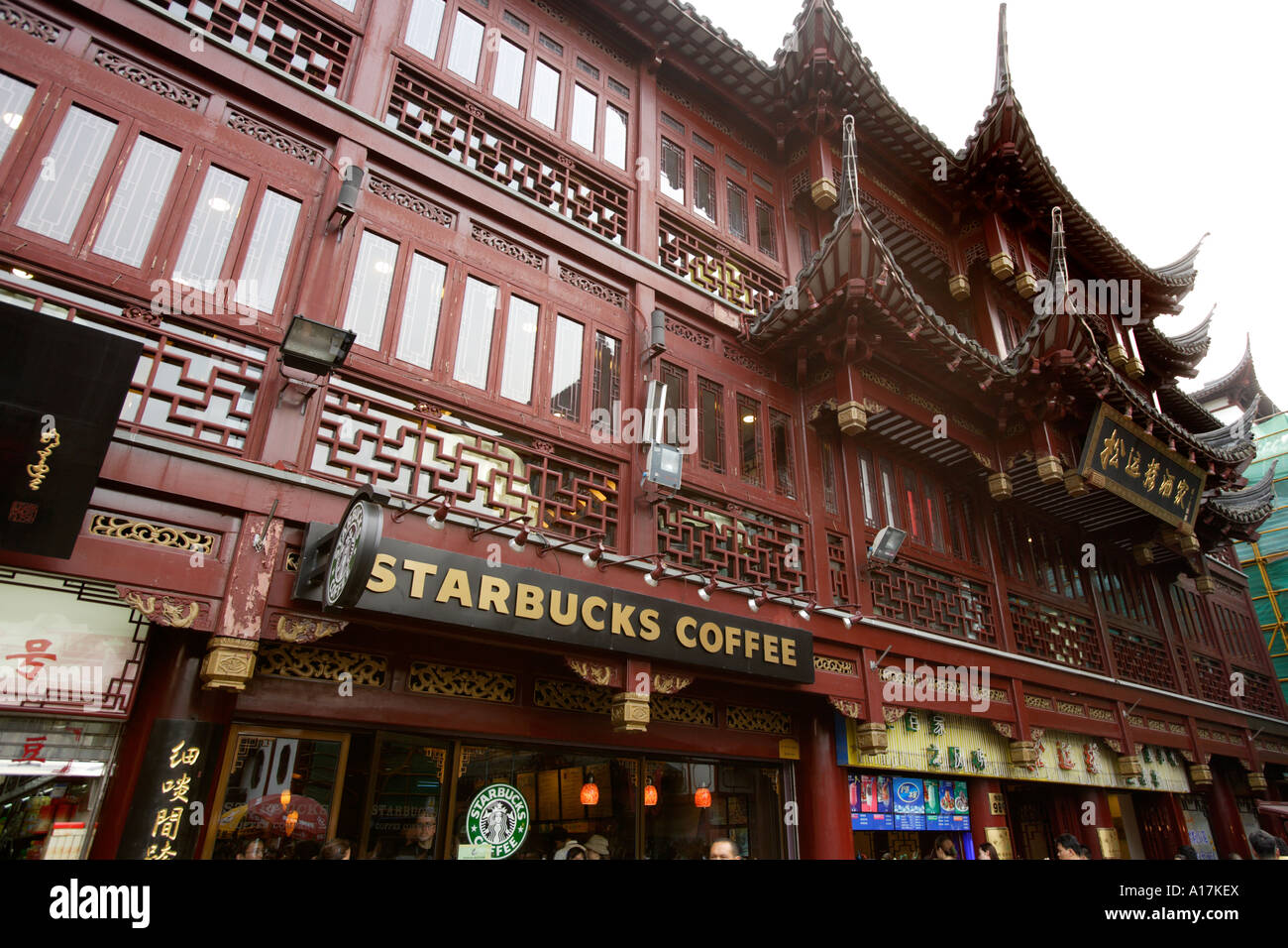 Starbucks, Yuyuan Bazaar, Shanghai, China Stock Photo - Alamy
