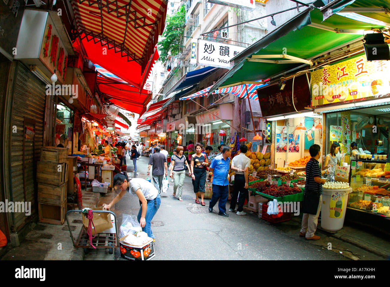 A fresh food market in Hong Kong Stock Photo - Alamy
