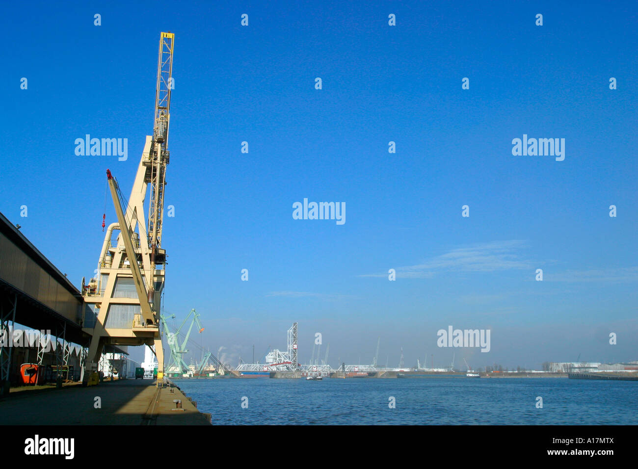 Antwerpen industrial docks belgium hi-res stock photography and images ...